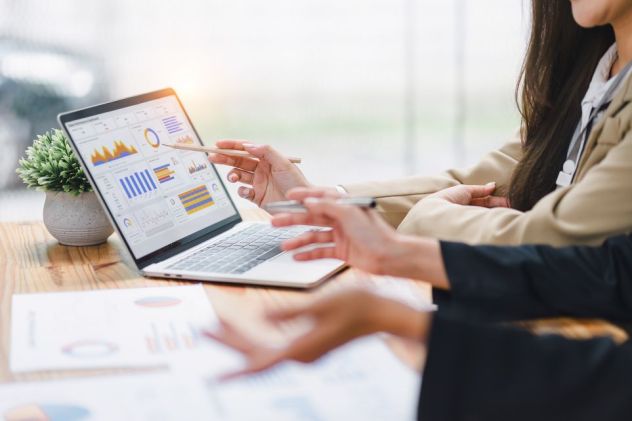 Data Analyst - Découvrez la fiche métier (études, salaire, missions, qualités requises...) - L ...