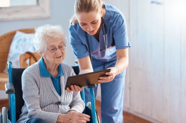 Auxiliaire de vie sociale - Découvrez la fiche métier (études, salaire, missions, qualités ...