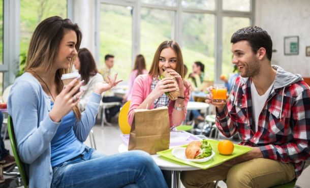 Comment bien manger au resto U ou à la cantine ? - L'Etudiant Trendy